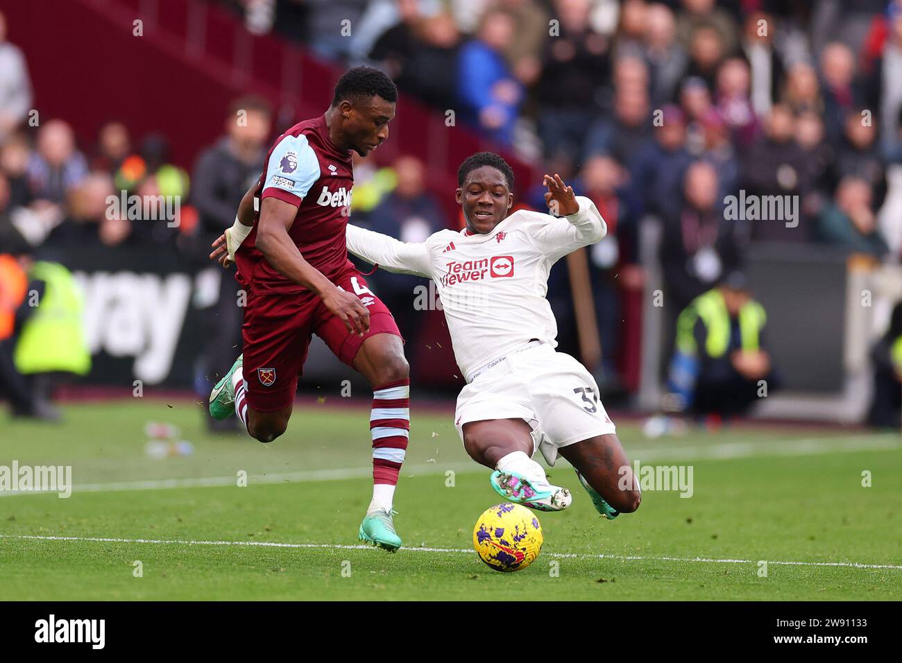 Football utd action challenge hi-res stock photography and images - Alamy