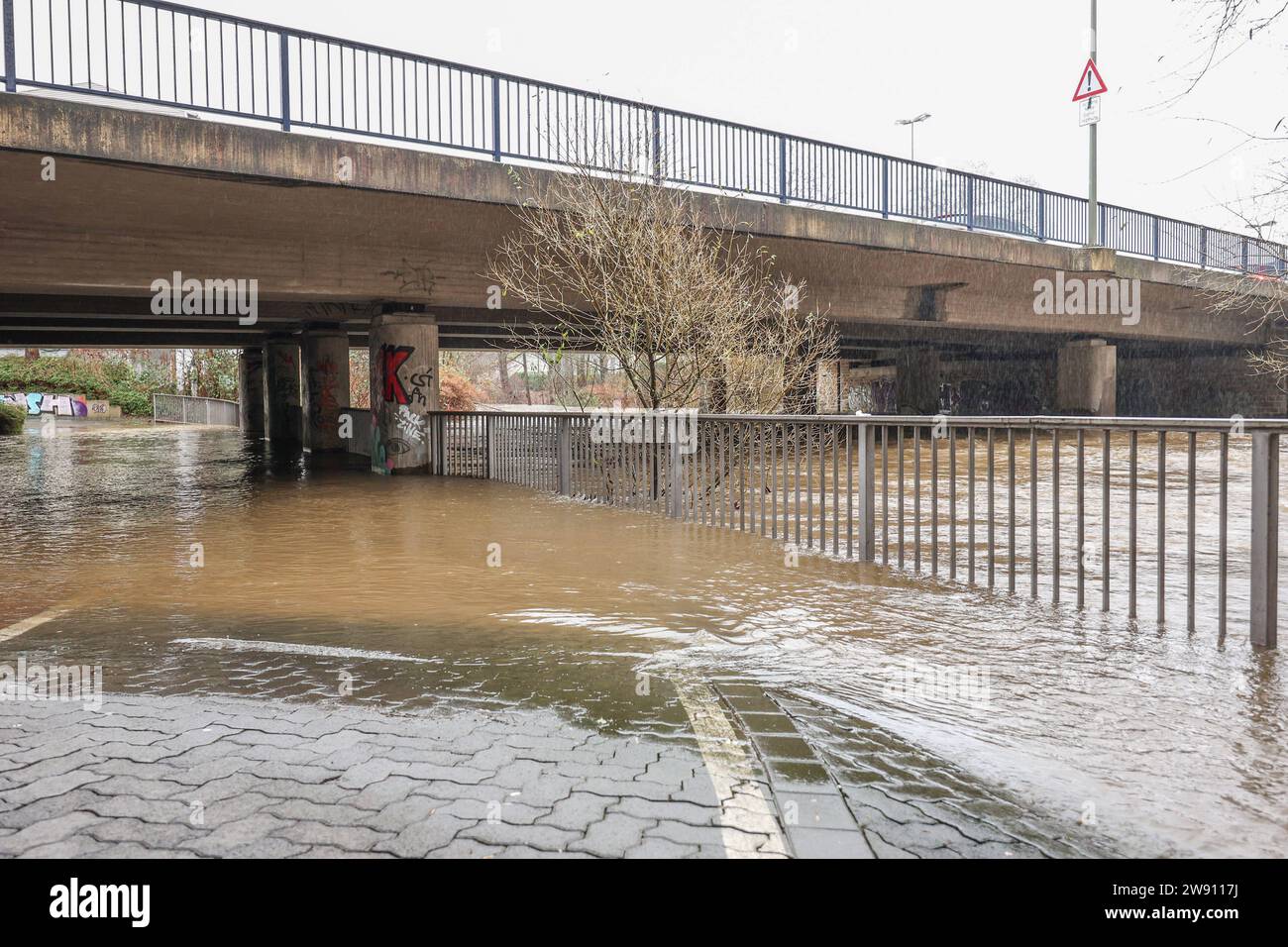 Der Dauerregen hat die Sieg ueber über die Ufer wie hier in der Stadt ...