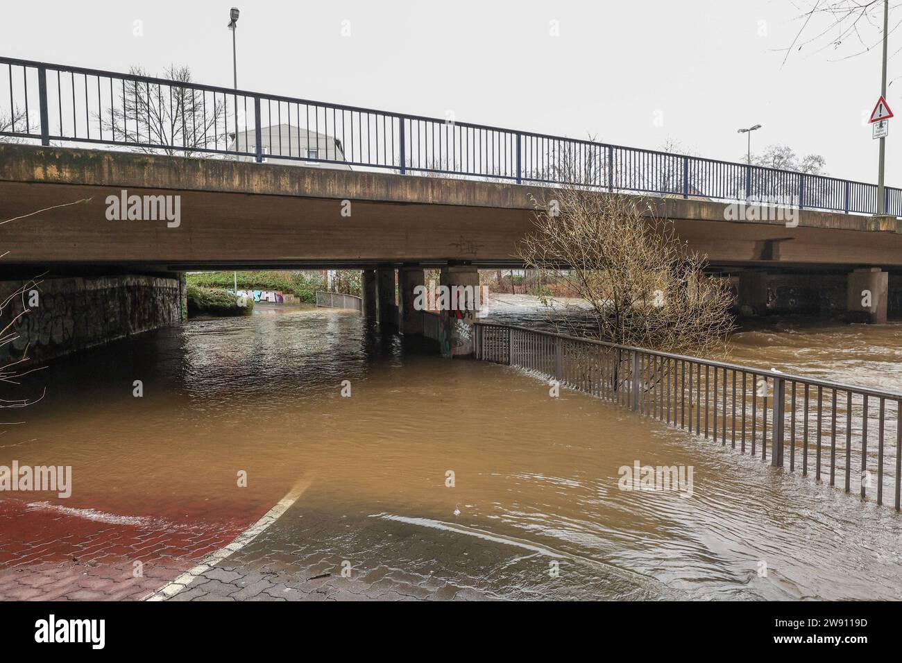Der Dauerregen hat die Sieg ueber über die Ufer wie hier in der Stadt ...