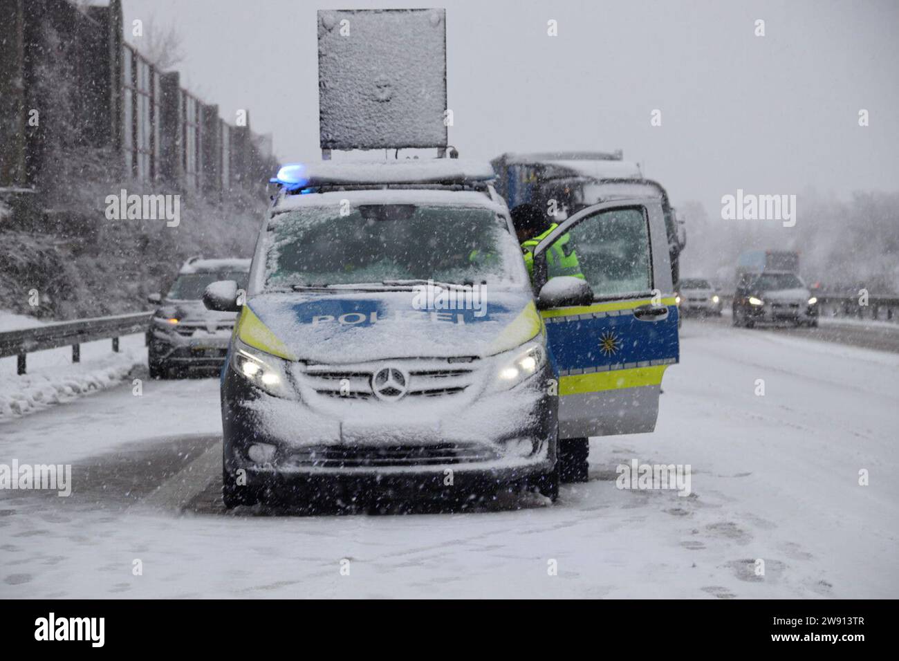 Auerswalde, Germany. 23rd Dec, 2023. Police officers stand at the scene ...