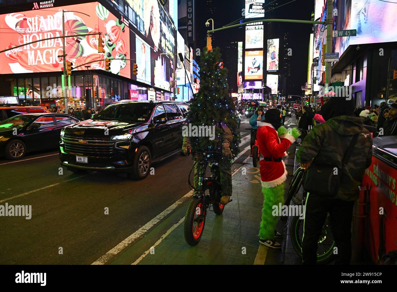 Photo by: NDZ/STAR MAX/IPx 2023 12/22/23 A cyclist dressed as the ...