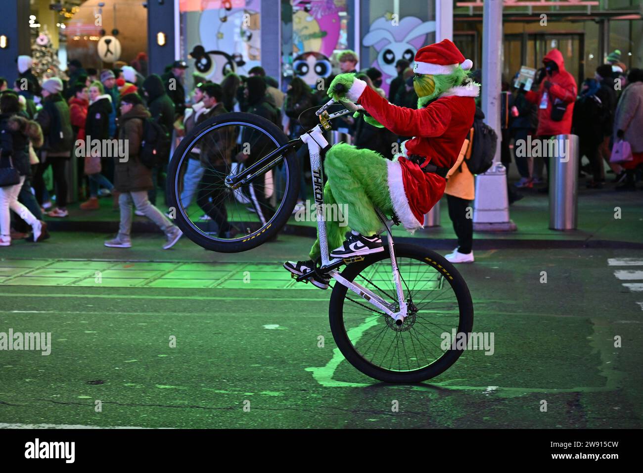 Photo by: NDZ/STAR MAX/IPx 2023 12/22/23 A cyclist dressed as the Grinch rides a bike through ...