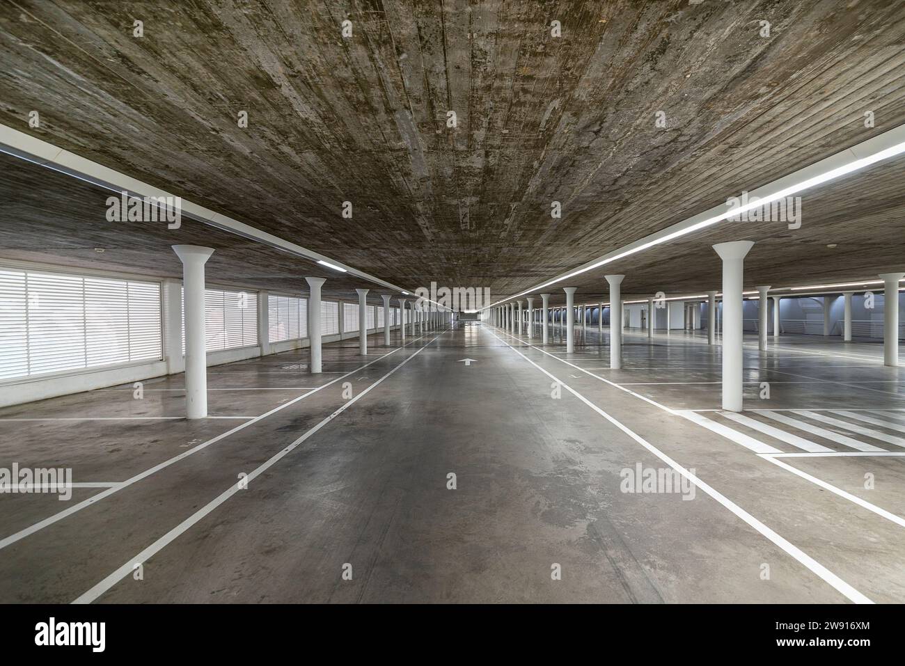 Floor indoor multi storey car park hi-res stock photography and images ...