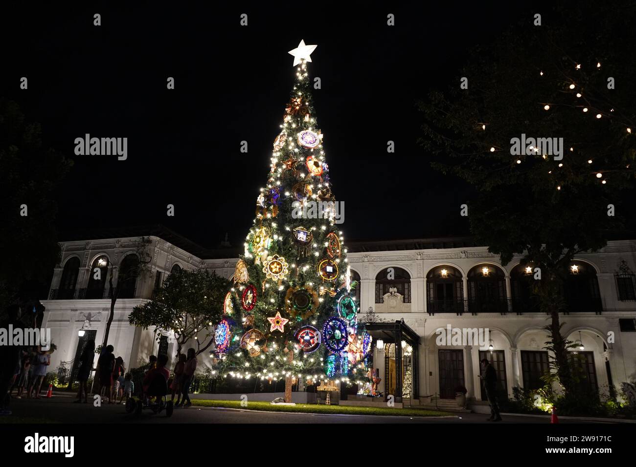 Manila, Philippines. 23rd December 2023. A giant Christmas Tree is the ...