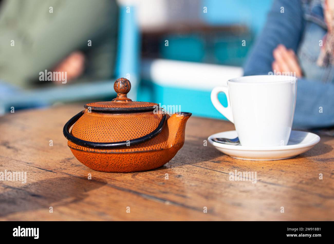 Guests enjoy tea hi-res stock photography and images - Alamy