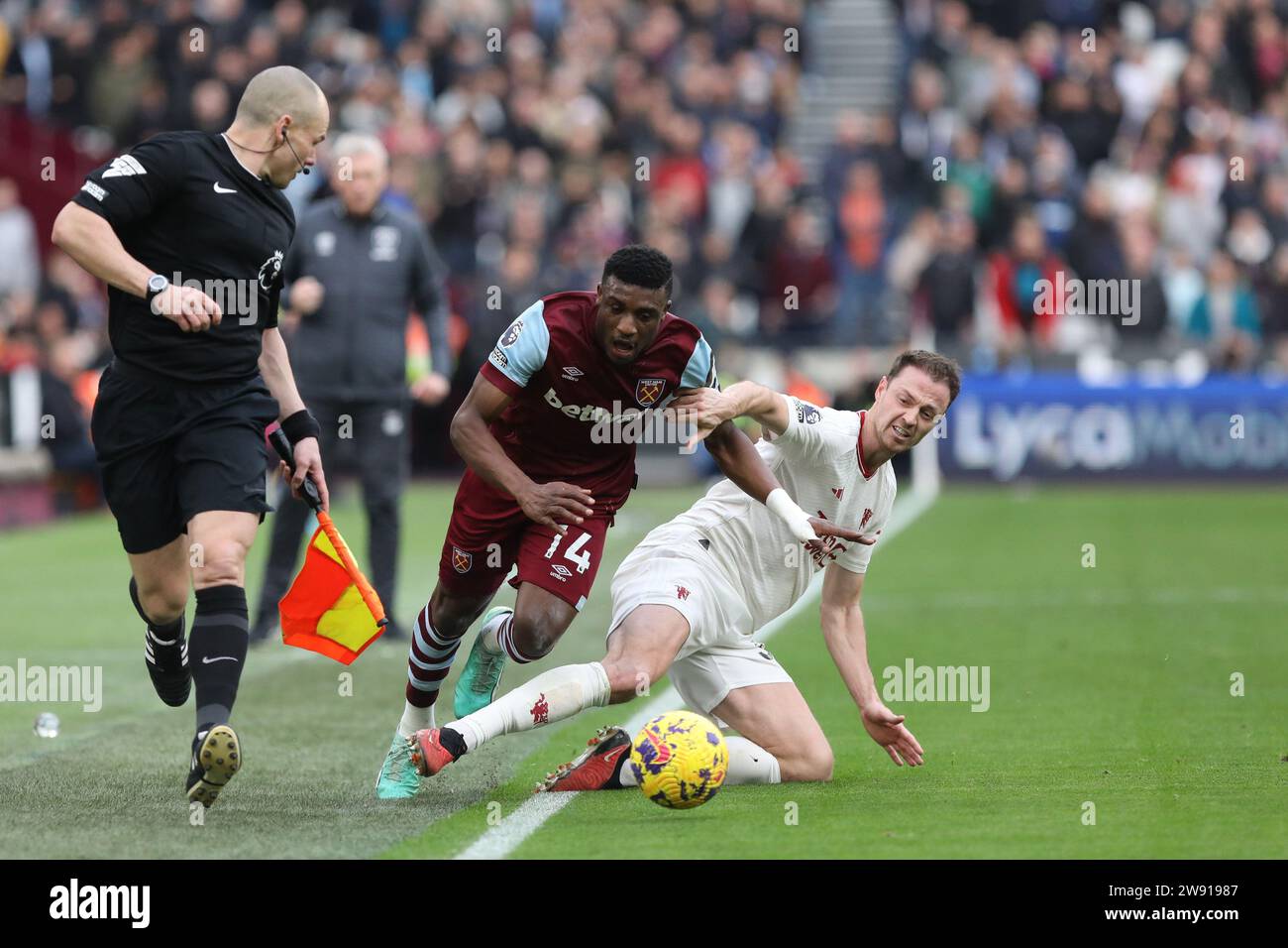 London, UK. 23rd Dec, 2023. Mohammed Kudus of West Ham United and Jonny ...