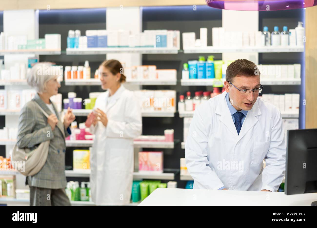 Man pharmacist works computer hi-res stock photography and images - Alamy