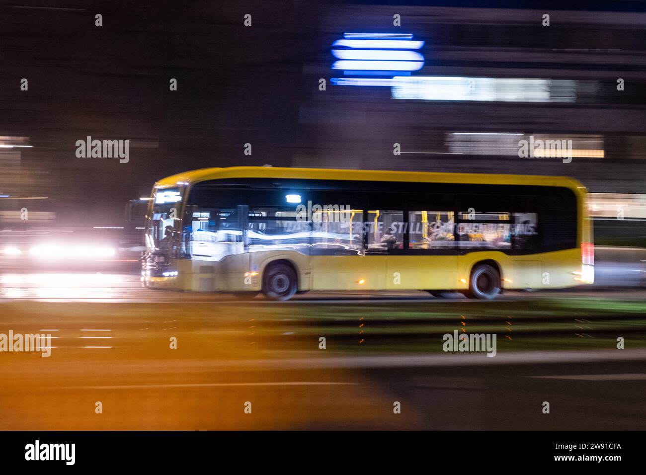 Bus der Berliner Verkehrsbetriebe BVG fährt über die Prenzlauer Allee ...