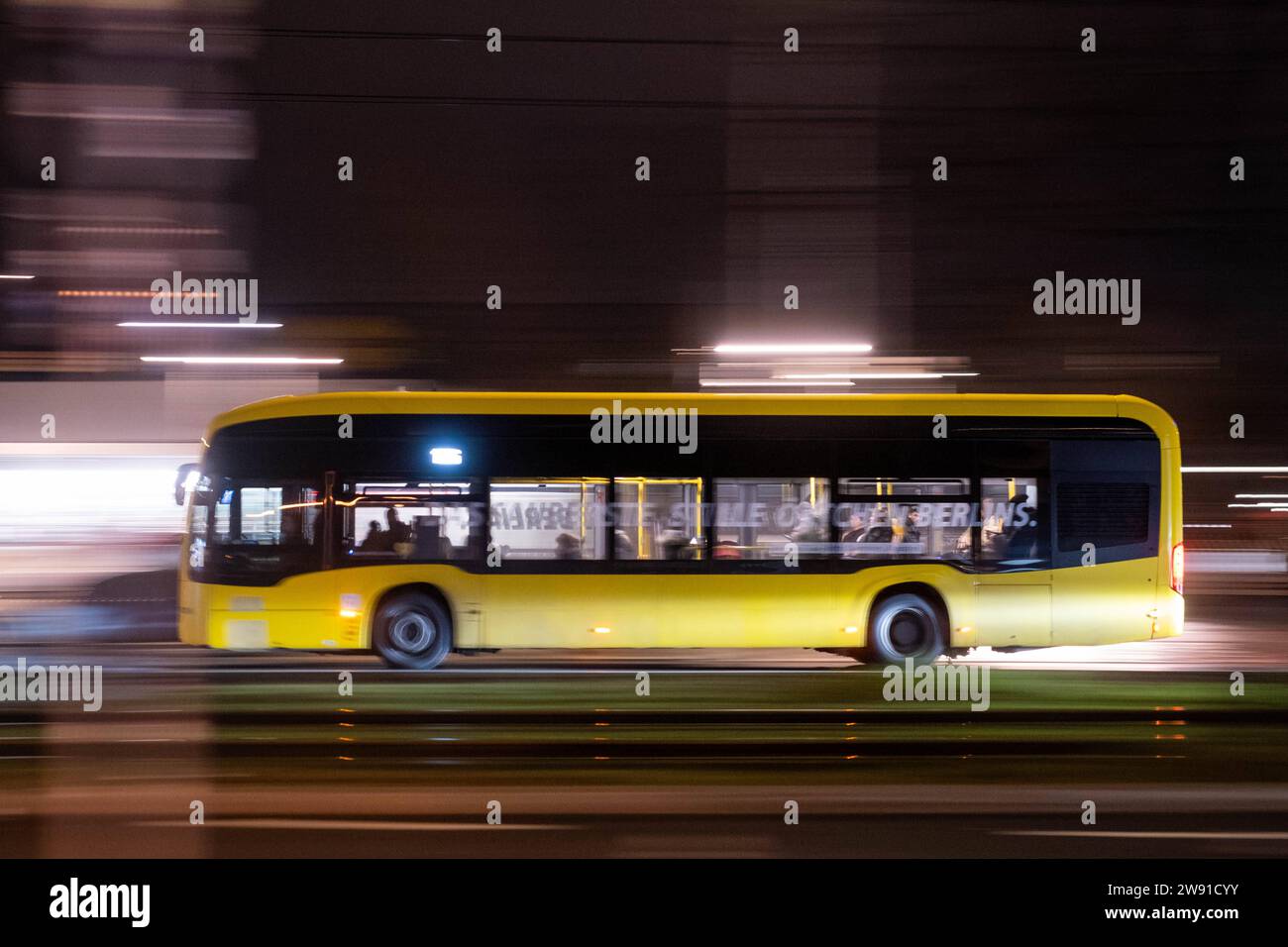 Bus der Berliner Verkehrsbetriebe BVG fährt über die Prenzlauer Allee ...