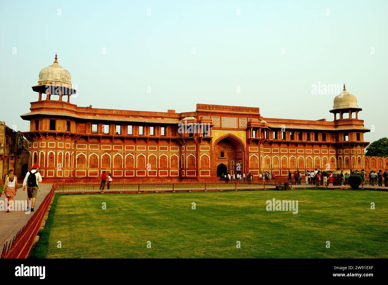 Carving details on the exterior wall of Jahangir Mahal, Red Fort, Agra ...
