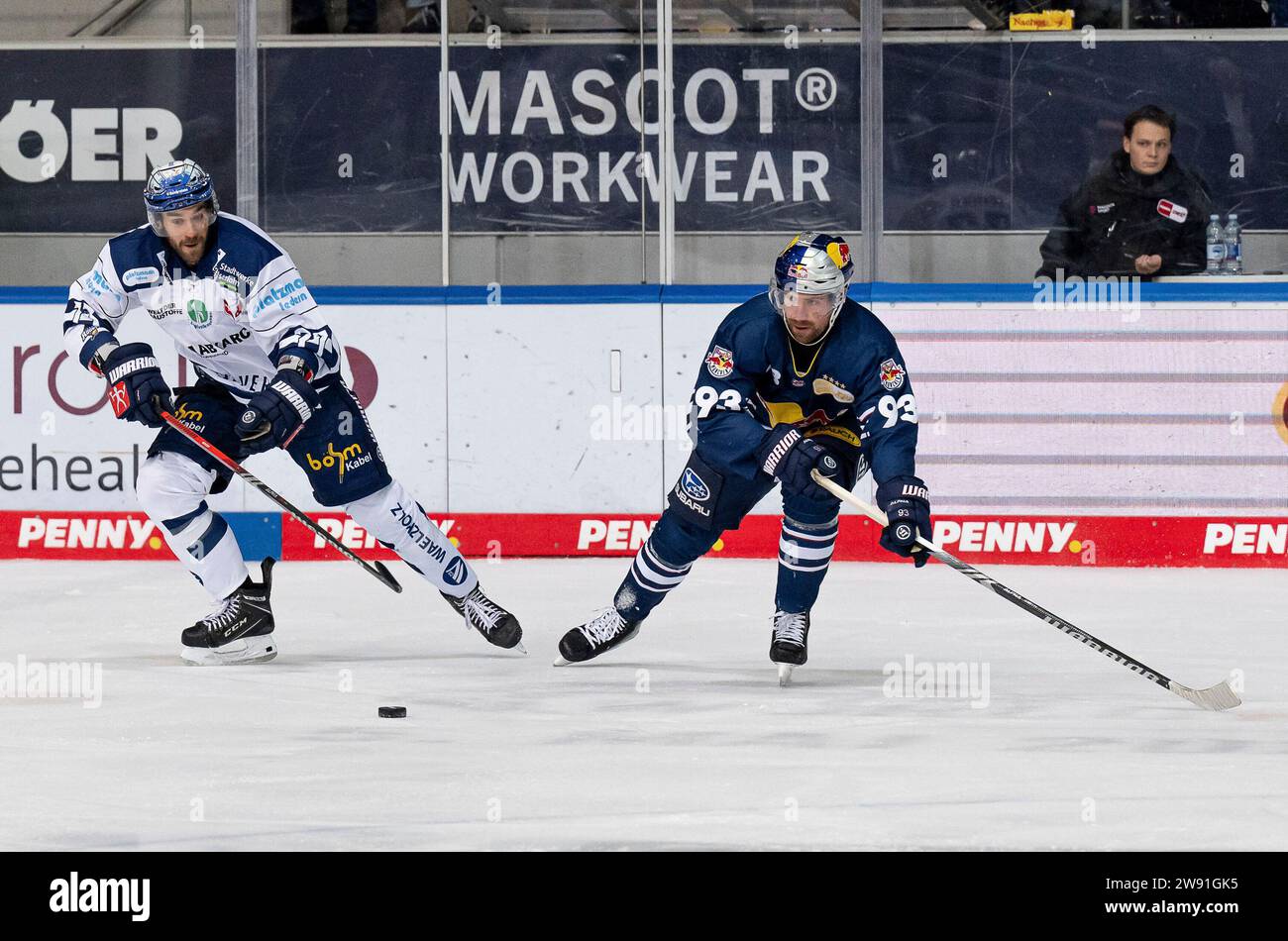 Muenchen, Deutschland. 23rd Dec, 2023. Kampf um den Puck/Zweikampf ...