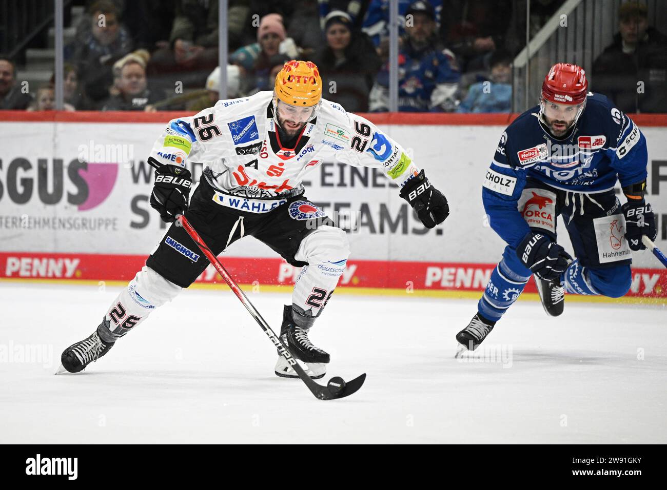 Schwenningen, Deutschland. 23rd Dec, 2023. (v.l.n.r.) Dominik Uher ...