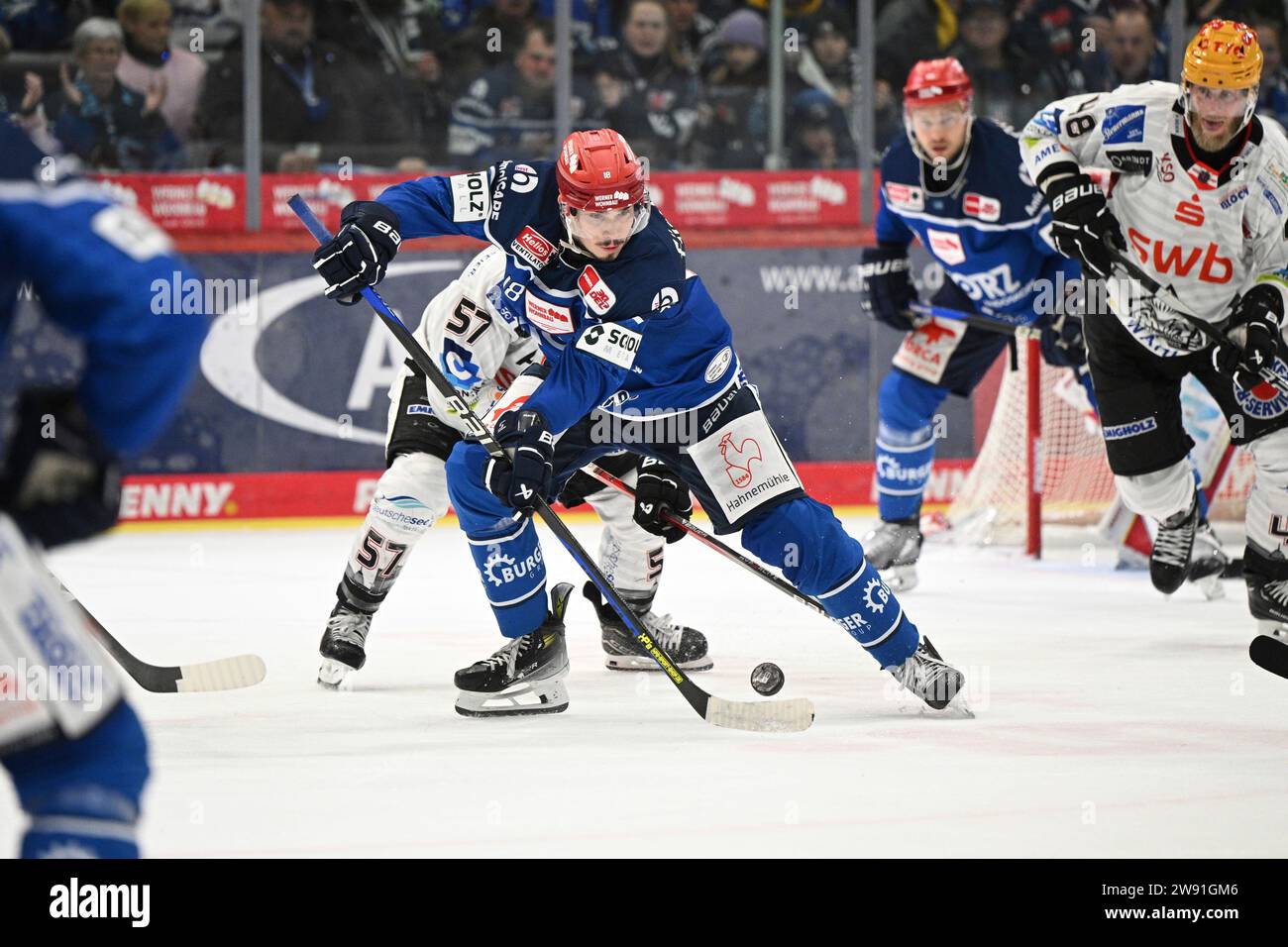 Schwenningen, Deutschland. 23rd Dec, 2023. Daniel Neumann (Schwenninger ...