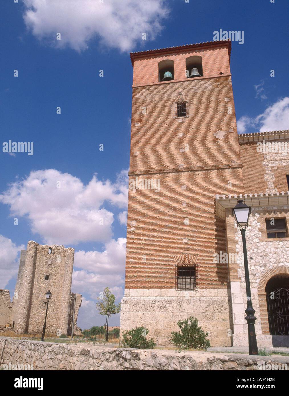 Fondo de campanario de iglesia hi-res stock photography and images - Alamy