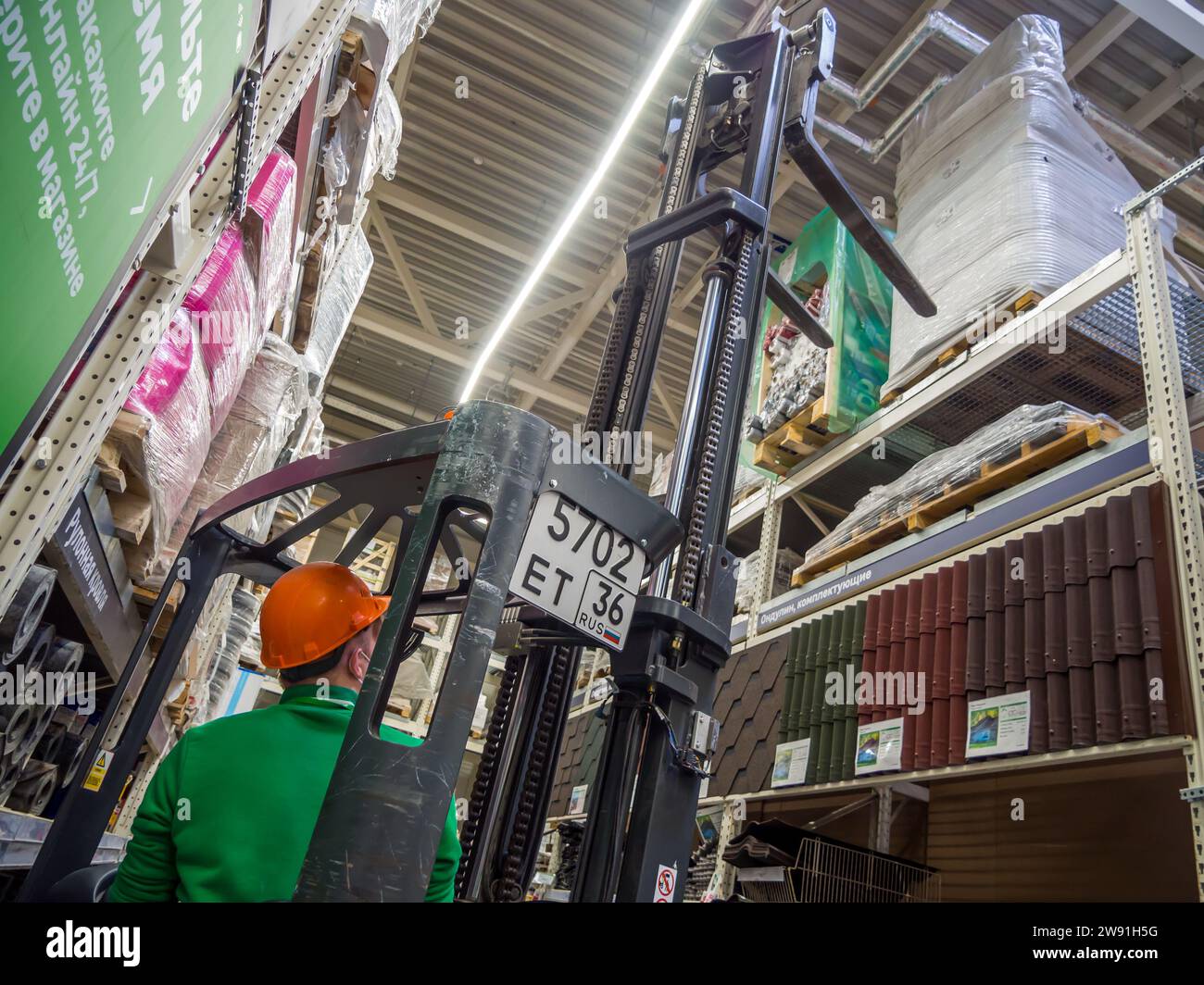 Shelf stacker hi-res stock photography and images - Alamy