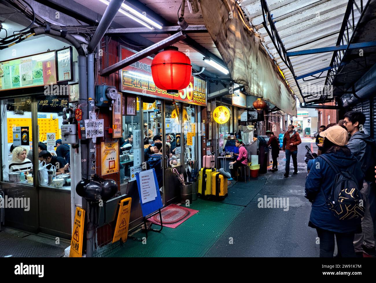 Hole in the wall Michelin-awarded beef noodle restaurant Liu Shandong ...