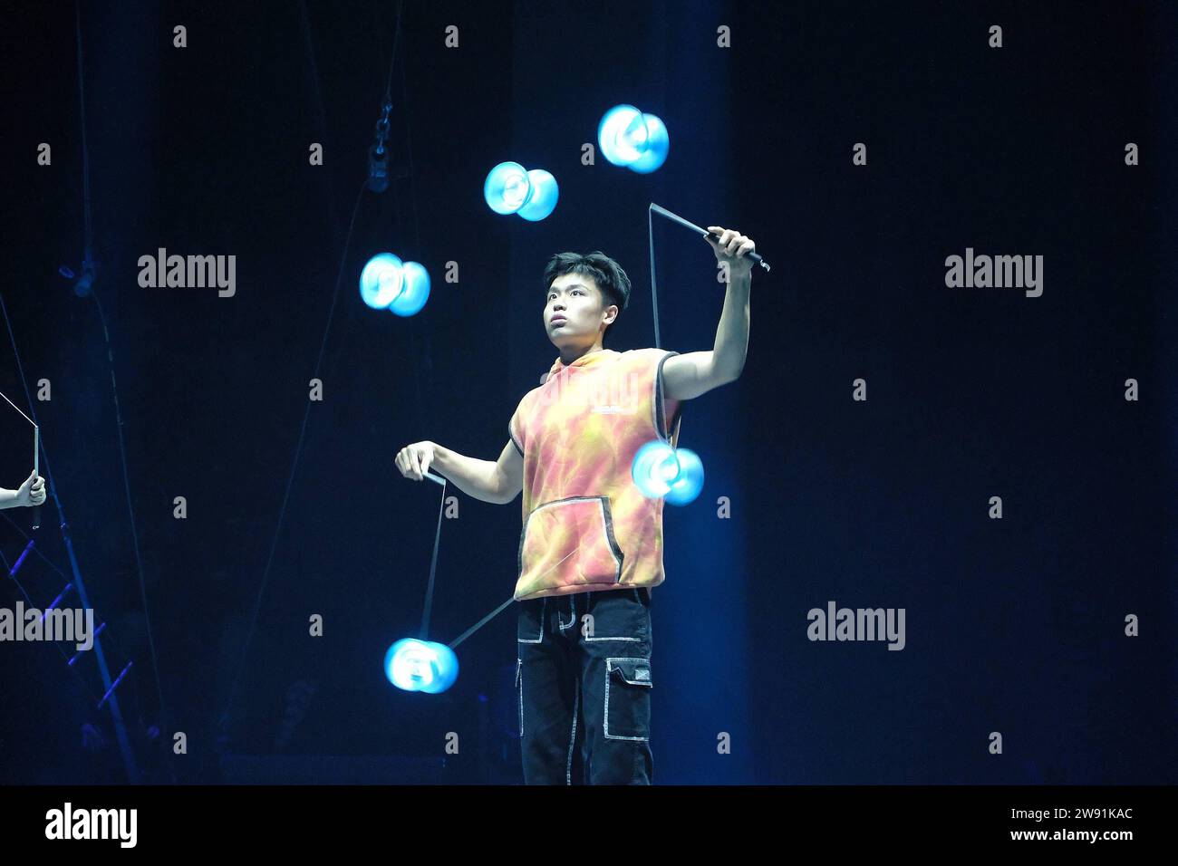 22.12.2023 Kassel Zirkus FlicFlac 13. Festival der Artisten - Flic Flac Bild zeigt: DiaboloMAX 4 ...