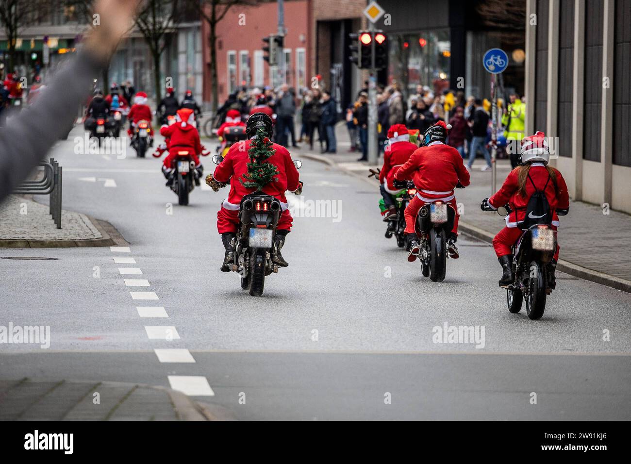 Nebeneinander zeichen hi-res stock photography and images - Alamy