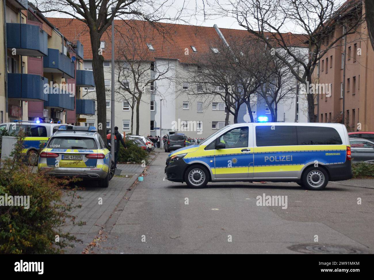 23 December 2023, Baden-Württemberg, Mannheim: Police officers secure ...