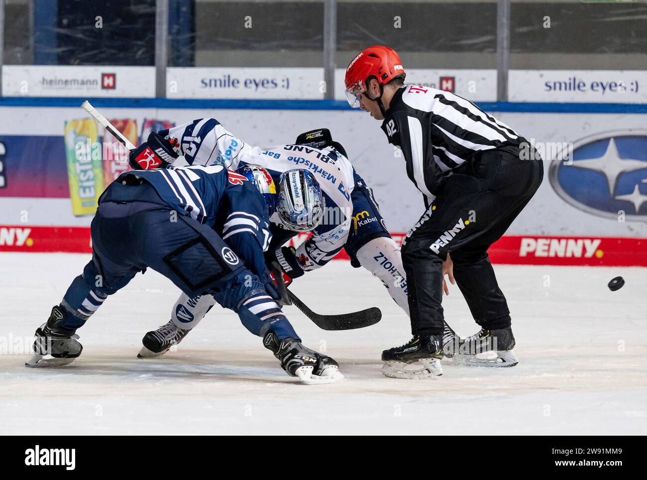 Muenchen, Deutschland. 23rd Dec, 2023. Linesman David Tanko fuehrt ein ...