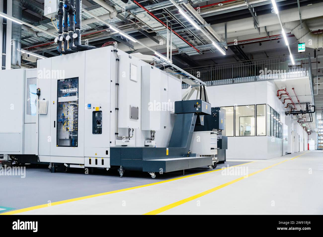 Modern machinery on shop floor in a factory Stock Photo - Alamy