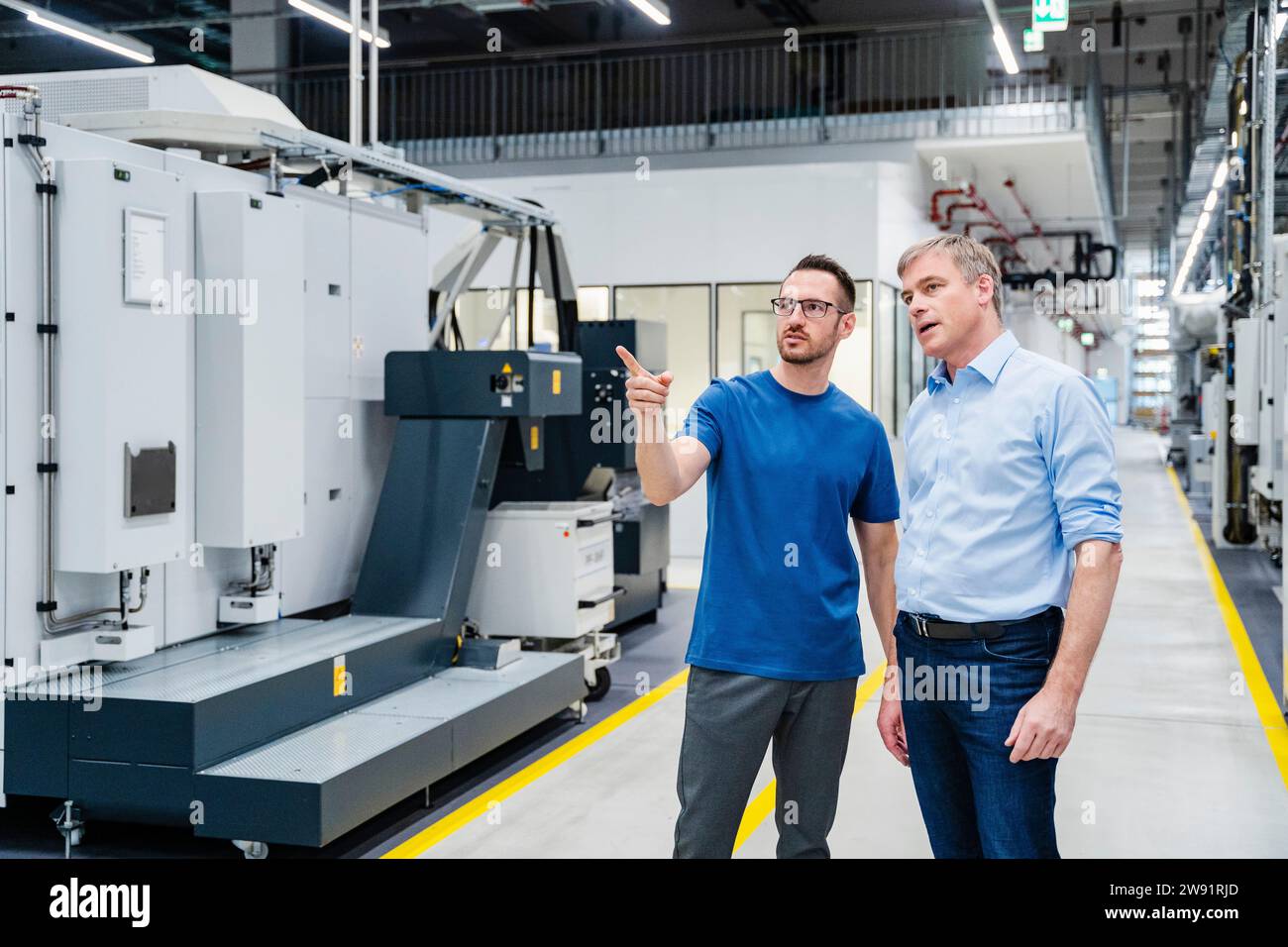 Male boss and male employee talking hi-res stock photography and images ...