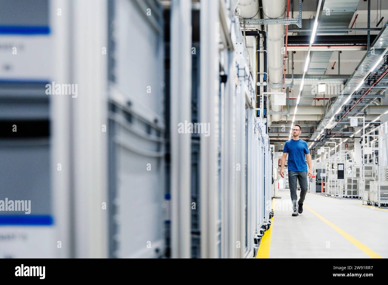 Employee male full hi-res stock photography and images - Alamy