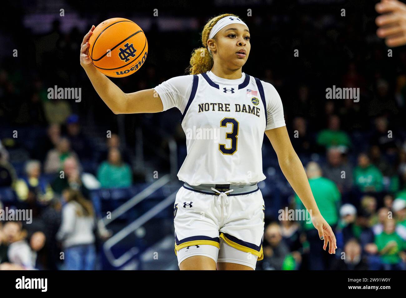 South Bend, Indiana, USA. 21st Dec, 2023. Notre Dame guard Hannah Hidalgo (3) directs the ...
