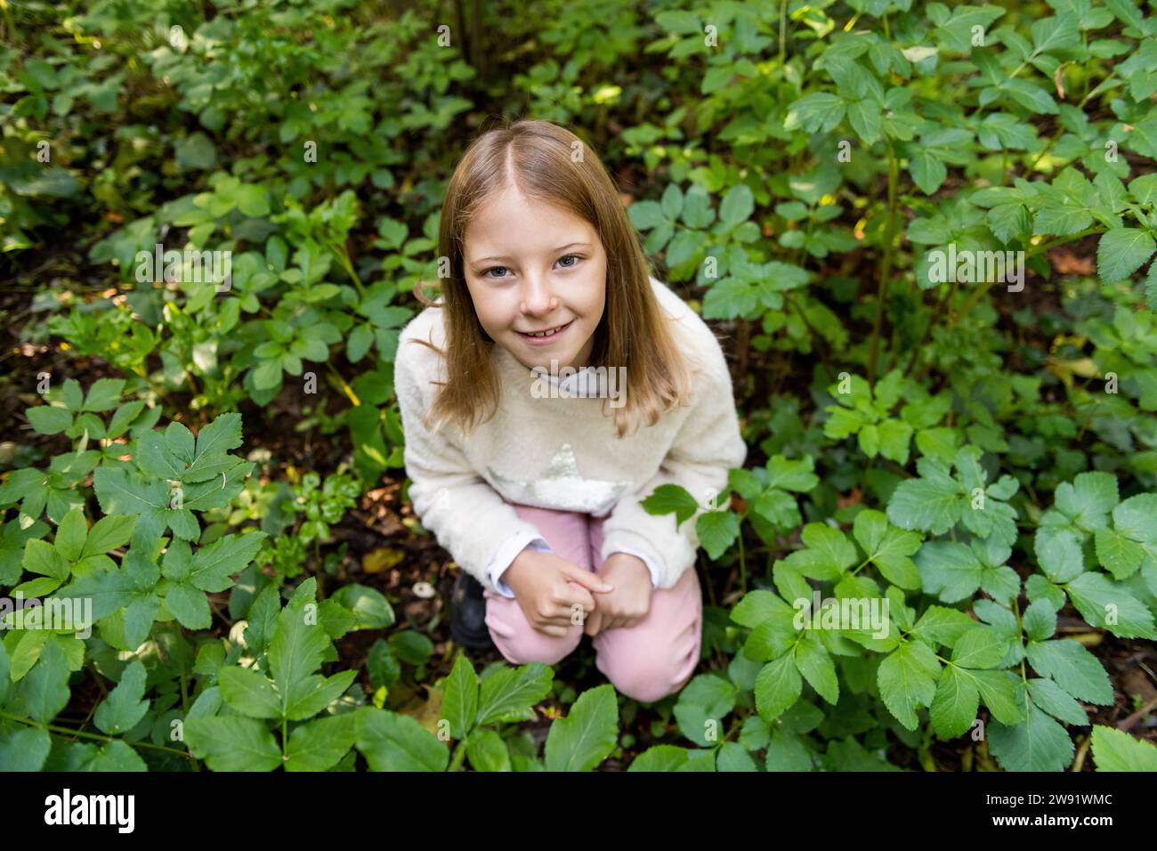 Crouching child hi-res stock photography and images - Alamy