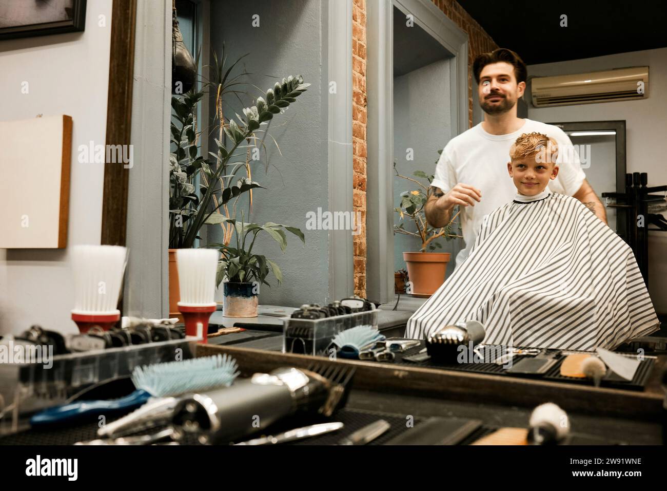 Barber getting customer ready for haircut Stock Photo - Alamy
