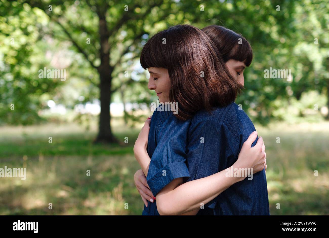 Twin sisters hugging hi-res stock photography and images - Alamy