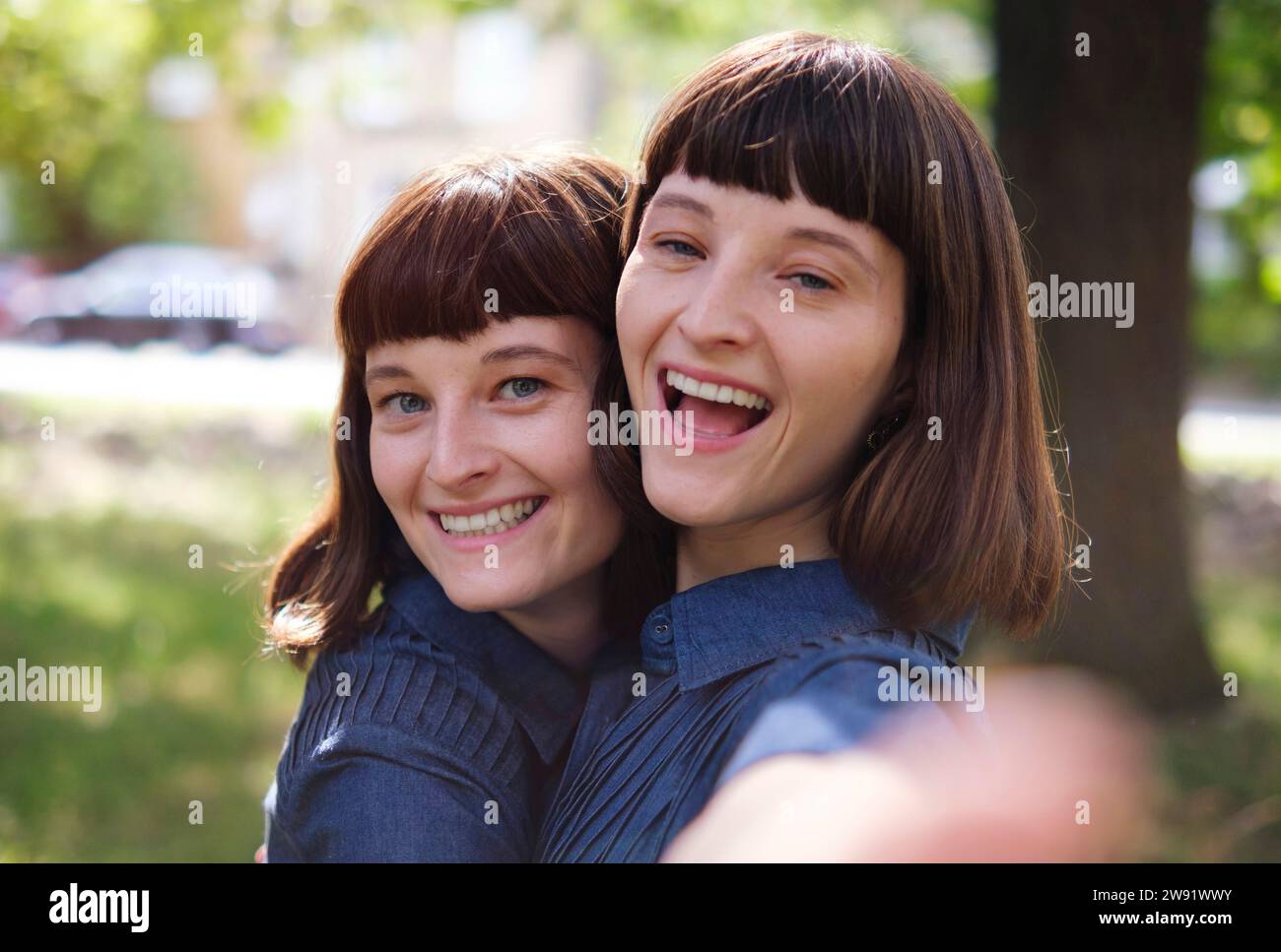 Two positive caucasian twin sisters hi-res stock photography and images ...