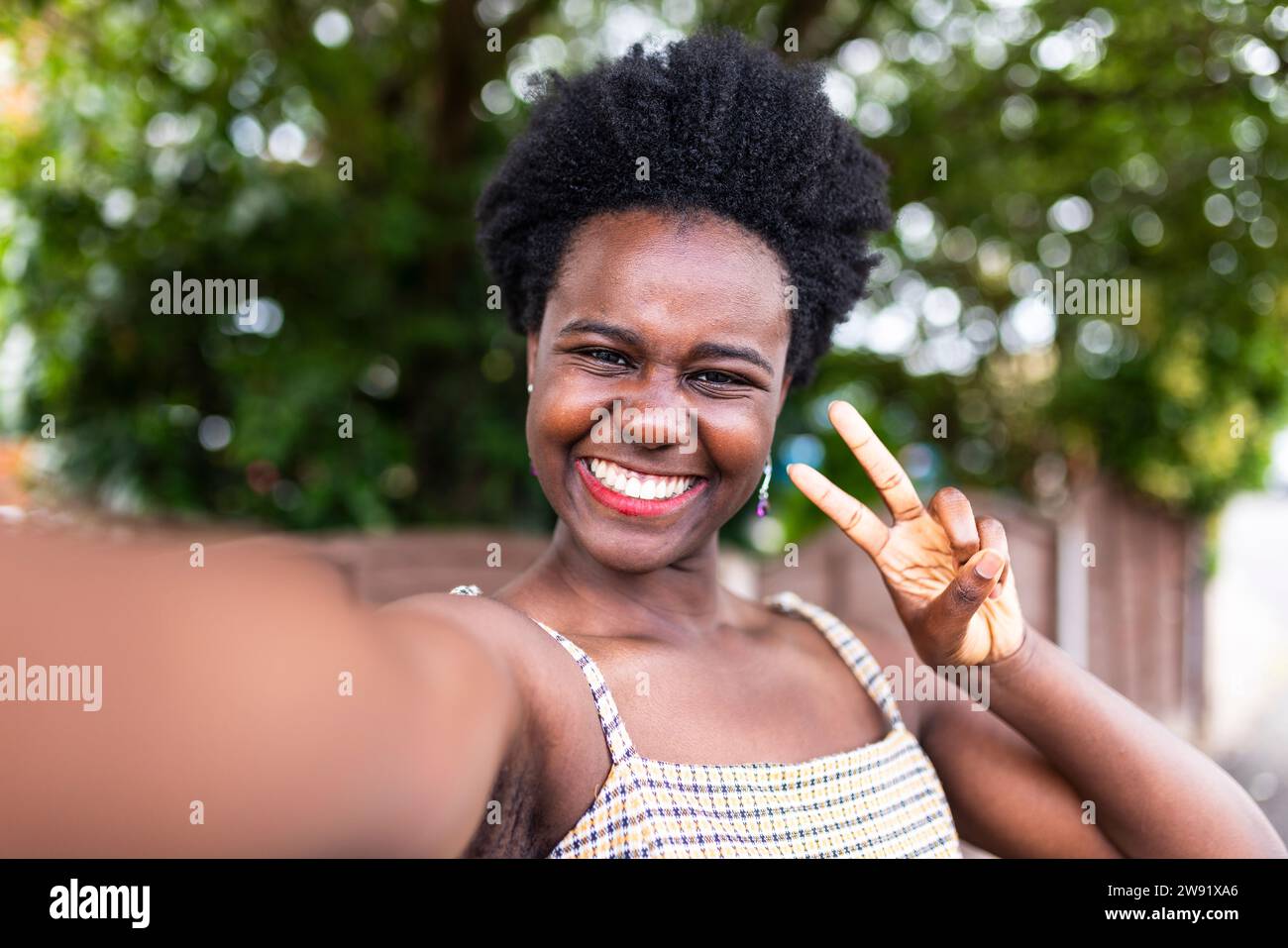 Peace sign smile smiling hi-res stock photography and images - Alamy