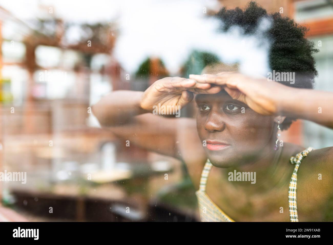 Peeking through window hi-res stock photography and images - Alamy