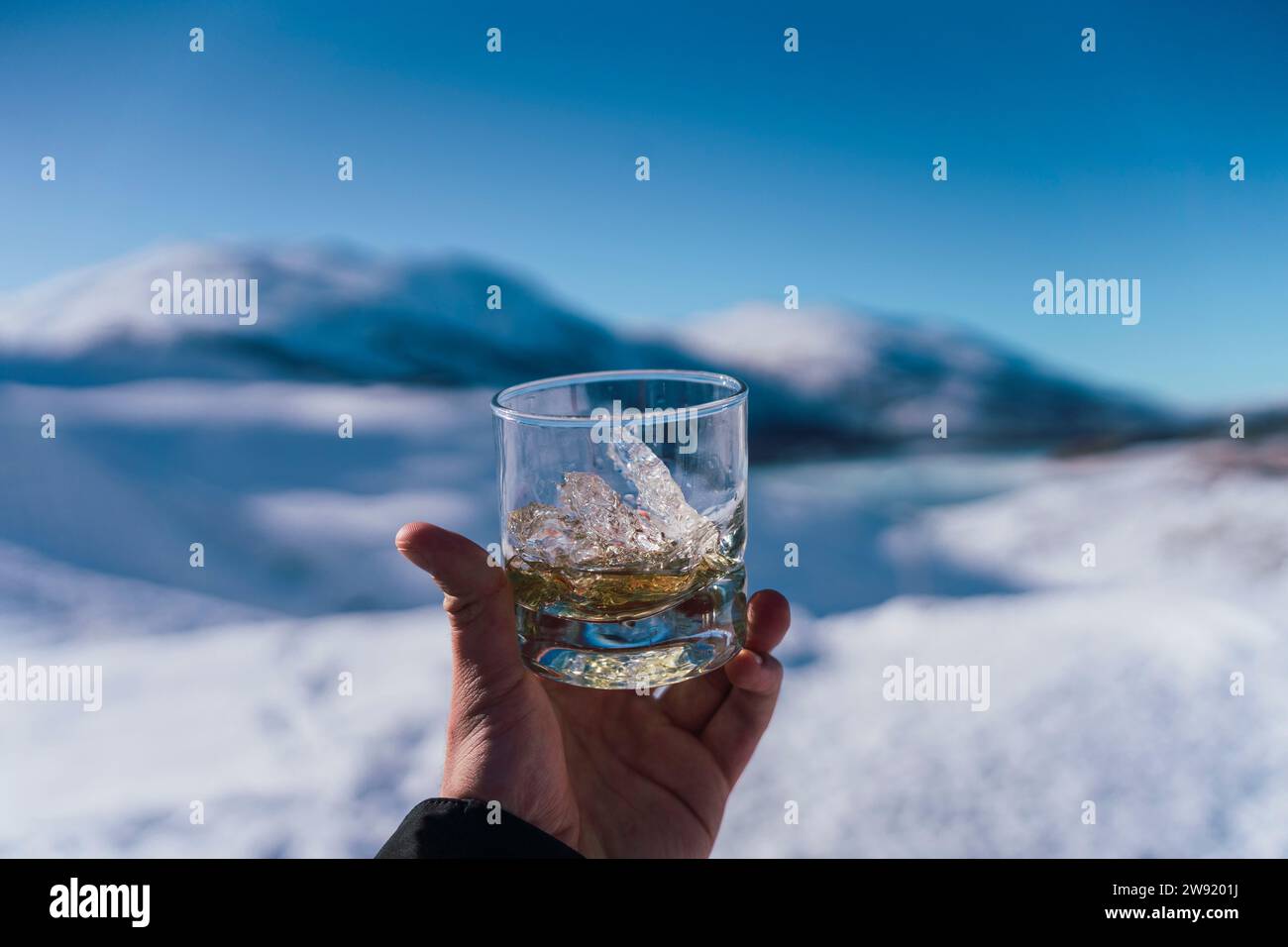 Hand holding whiskey glass hi-res stock photography and images - Alamy