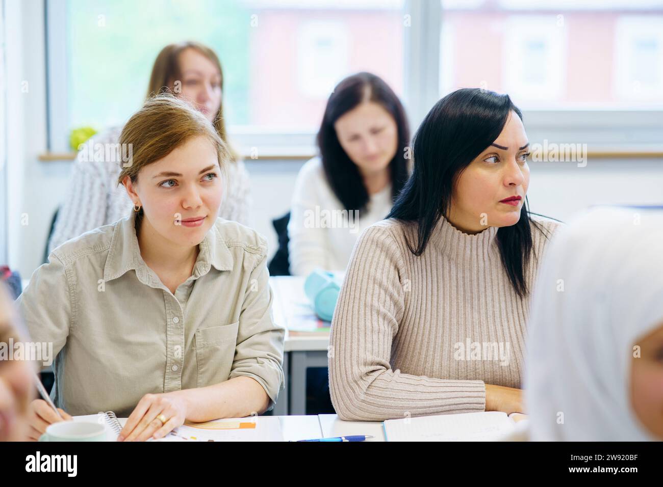 Students sitting desk classroom hi-res stock photography and images - Alamy