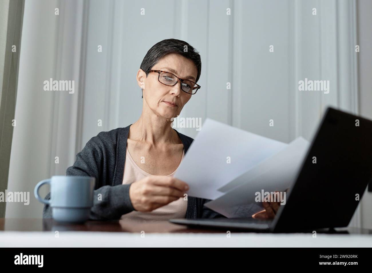Working report hi-res stock photography and images - Alamy