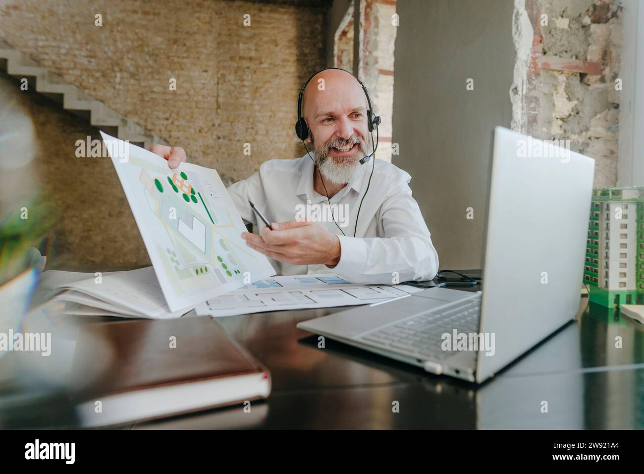 Desk call men over hi-res stock photography and images - Alamy