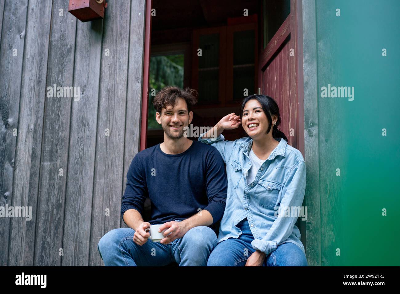 Couple sitting in front log hi-res stock photography and images - Alamy
