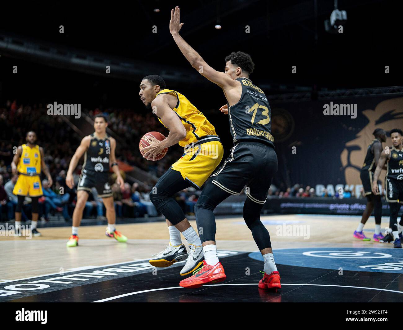 Braunschweig, Deutschland. 23rd Dec, 2023. Ben Shungu (Nr. 8 MHP Riesen ...
