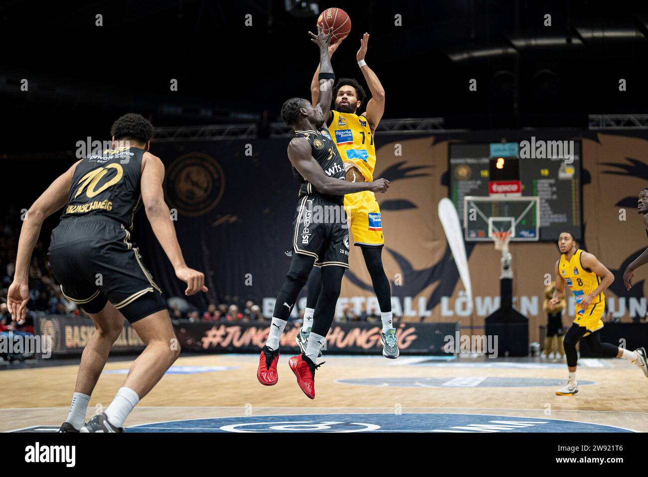 Braunschweig, Deutschland. 23rd Dec, 2023. Silas Melson (Nr. 11 MHP ...