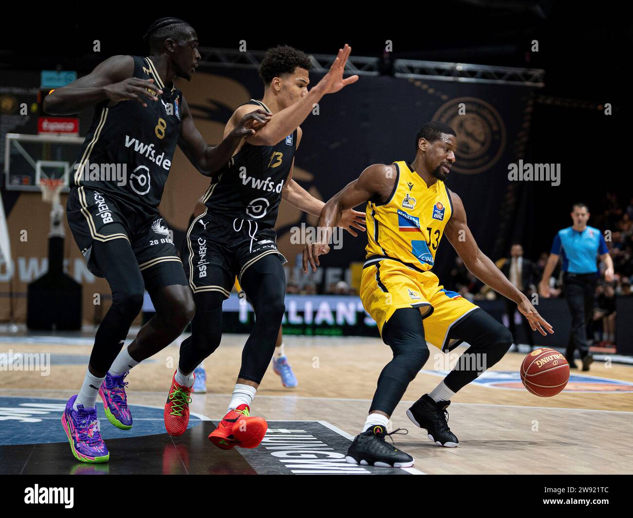 Braunschweig, Deutschland. 23rd Dec, 2023. Yorman Polas Bartolo (Nr. 13 ...