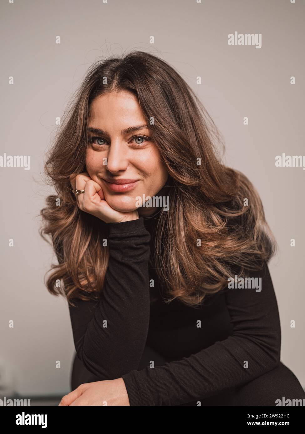 Leaning elbow on wall hi-res stock photography and images - Alamy