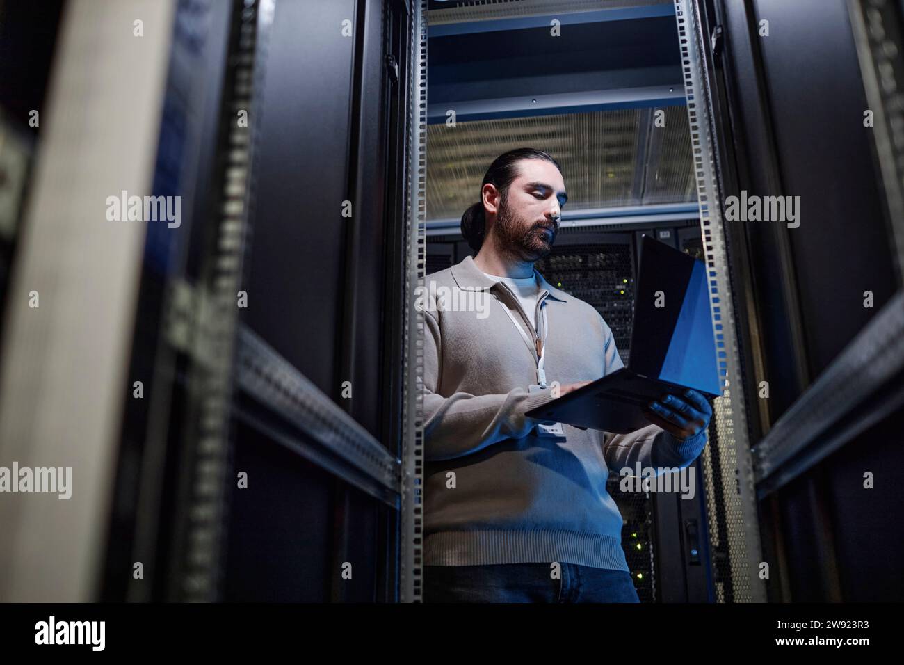 Engineer working server hi-res stock photography and images - Alamy