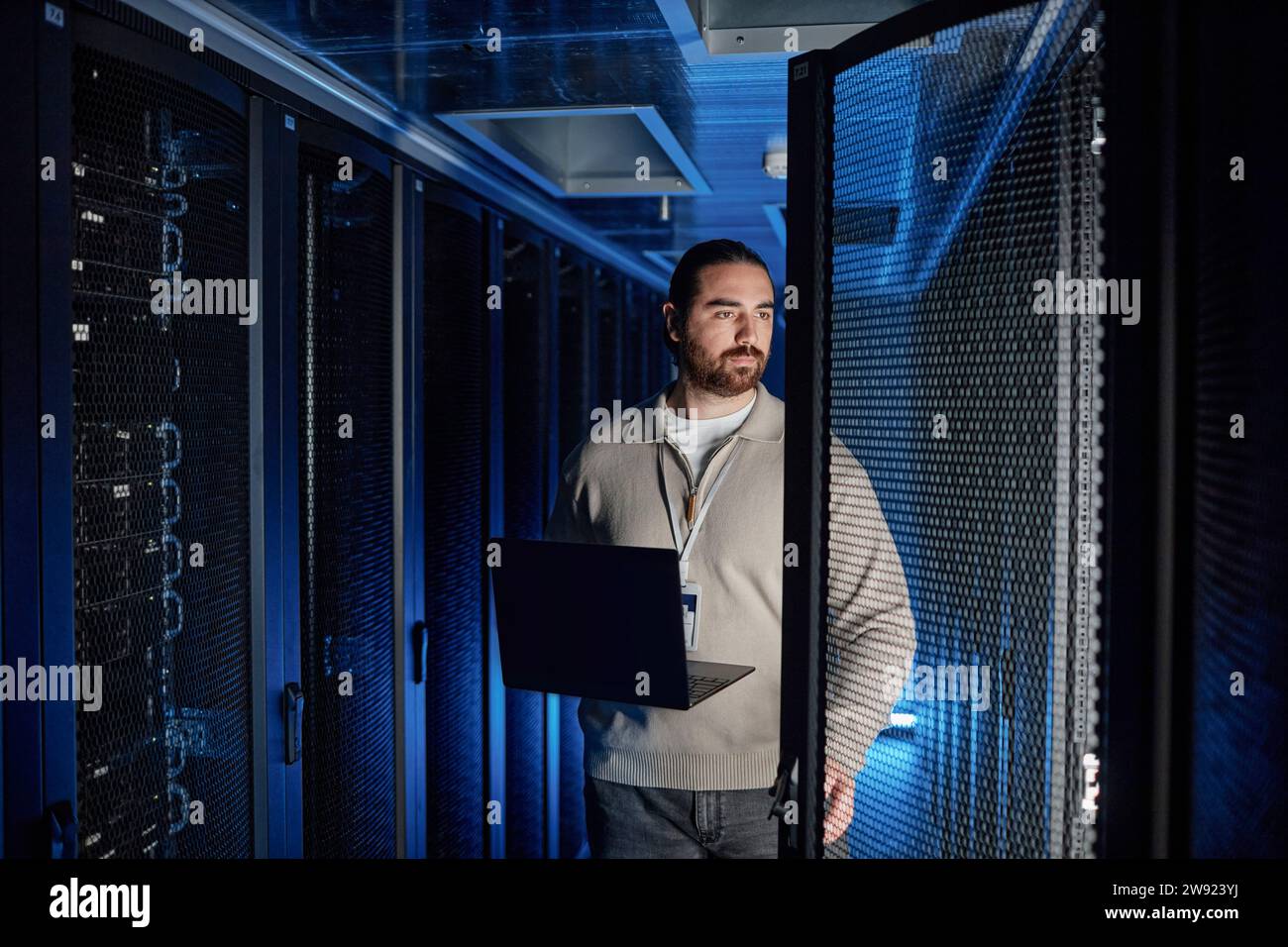 Dark server room blue light hi-res stock photography and images - Alamy