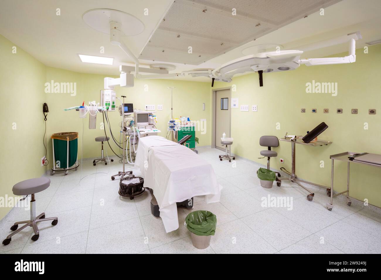 Medical bed hi-res stock photography and images - Alamy