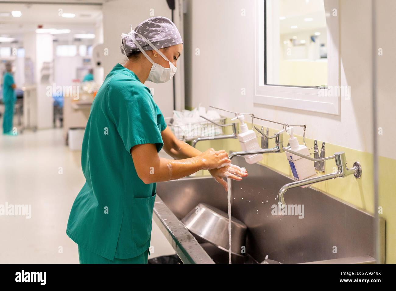 Nurse wearing washing hands hi-res stock photography and images - Alamy