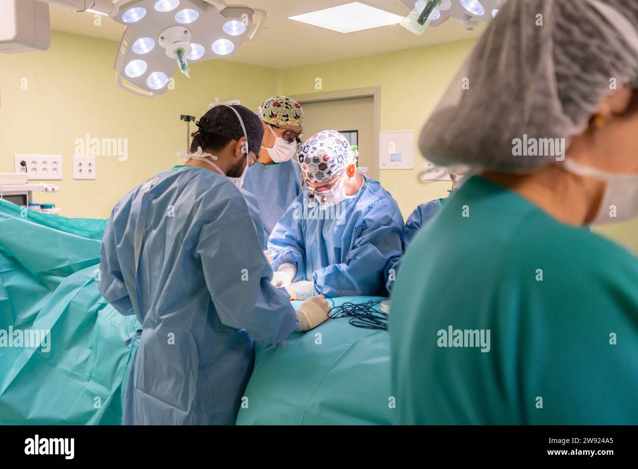 Female surgeons in an operating room hi-res stock photography and ...