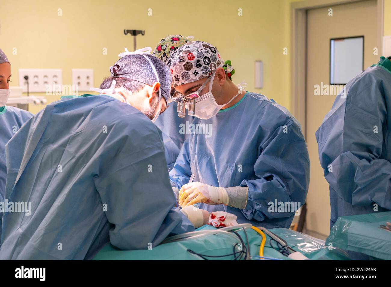 Female surgeons in an operating room hi-res stock photography and ...