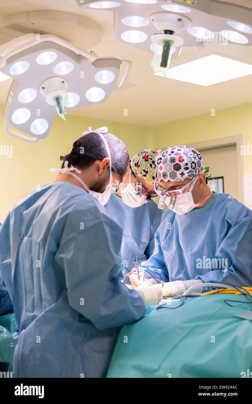 Surgeon and nurses doing surgery of patient in emergency room Stock ...